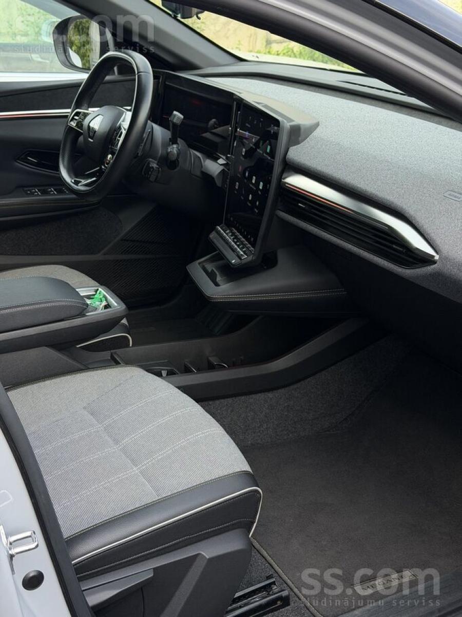 Grey Renault Megane 2022 in Riga, with an engine capacity of 1.60 L and mileage of 77 thousand km for 21280 €, photo 9 on AUTOMOTO.COM.LV