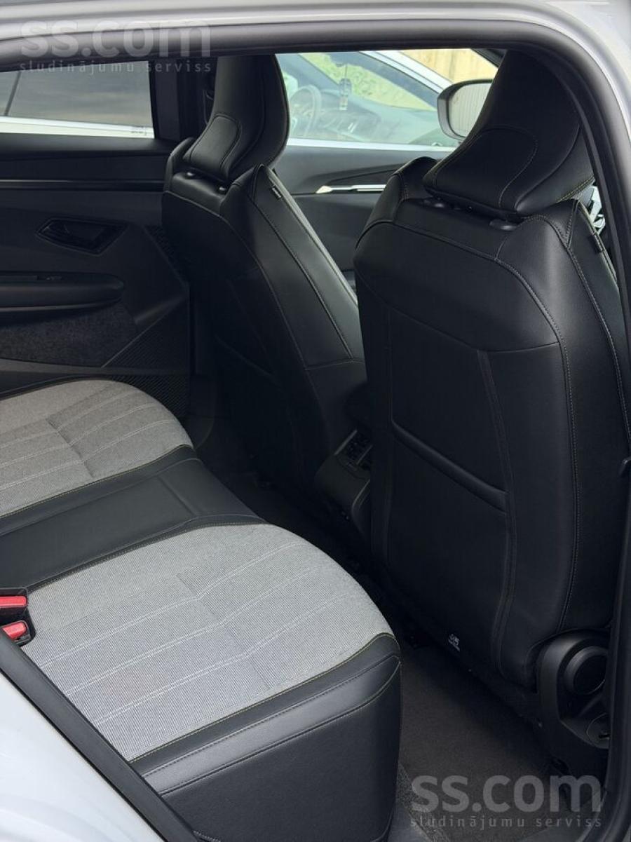 Grey Renault Megane 2022 in Riga, with an engine capacity of 1.60 L and mileage of 77 thousand km for 21280 €, photo 11 on AUTOMOTO.COM.LV
