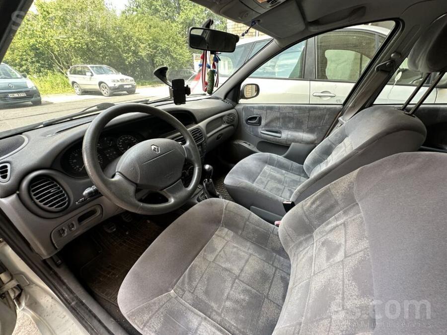 Grey Renault Megane 2001 in Riga, with an engine capacity of 1.40 L and mileage of 131 thousand km for 430 €, photo 7 on AUTOMOTO.COM.LV