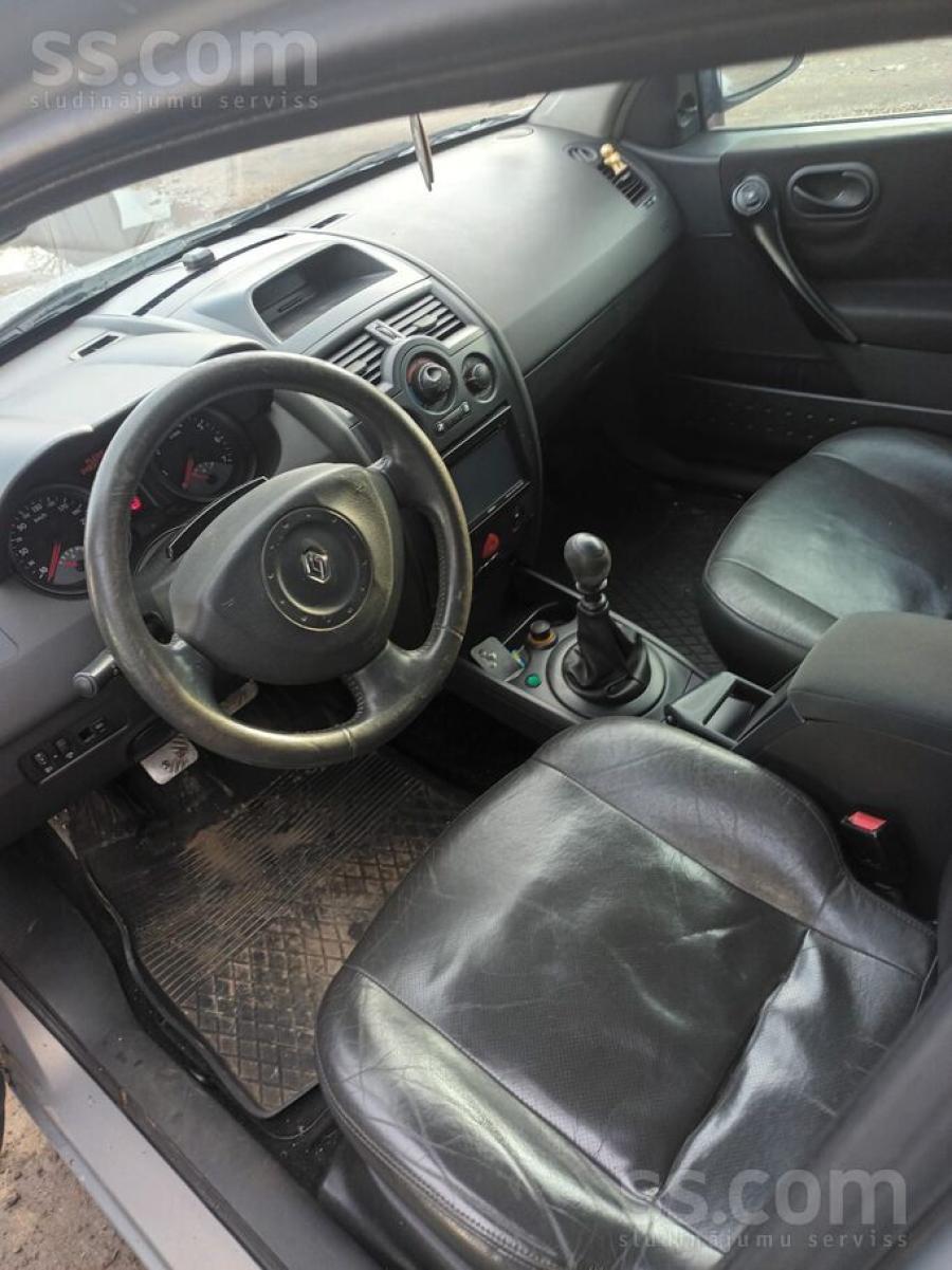 Pelēks Renault Megane 2003 Liepāja, ar dzinēja tilpumu 1.90 L un nobraukumu 354 tūkst. km par 1300 €, foto 7 vietnē AUTOMOTO.COM.LV