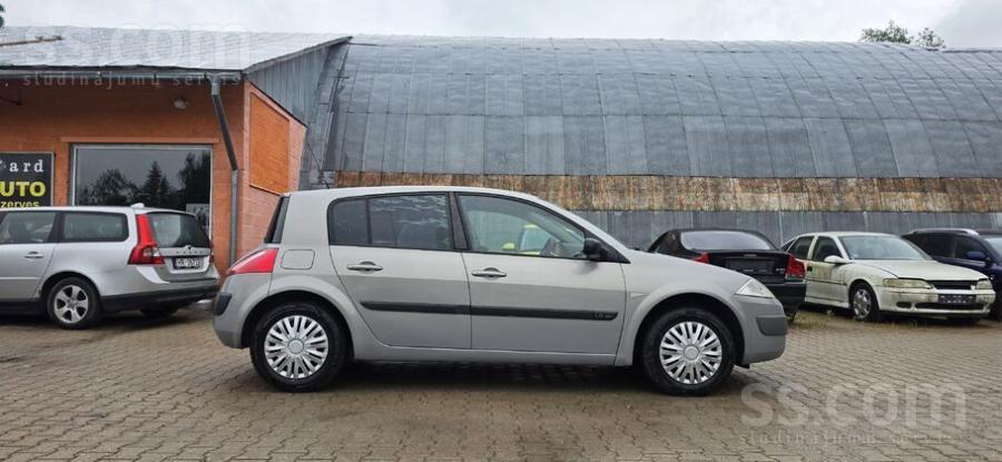 Pelēks Renault Megane 2005 Valmiera, ar dzinēja tilpumu 1.60 L un nobraukumu 151 tūkst. km par 1700 €, foto 3 vietnē AUTOMOTO.COM.LV