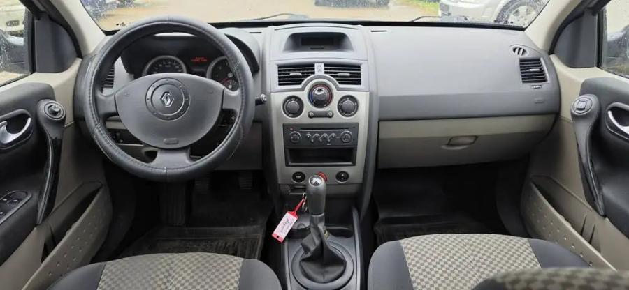 Grey Renault Megane 2005 in Valmiera, with an engine capacity of 1.60 L and mileage of 151 thousand km for 1700 €, photo 8 on AUTOMOTO.COM.LV