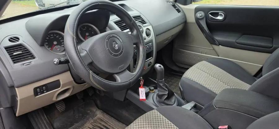 Grey Renault Megane 2005 in Valmiera, with an engine capacity of 1.60 L and mileage of 151 thousand km for 1700 €, photo 9 on AUTOMOTO.COM.LV