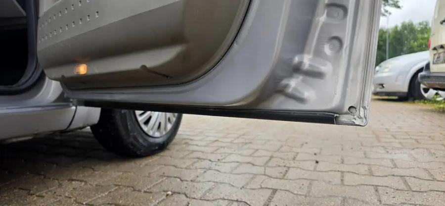 Grey Renault Megane 2005 in Valmiera, with an engine capacity of 1.60 L and mileage of 151 thousand km for 1700 €, photo 12 on AUTOMOTO.COM.LV