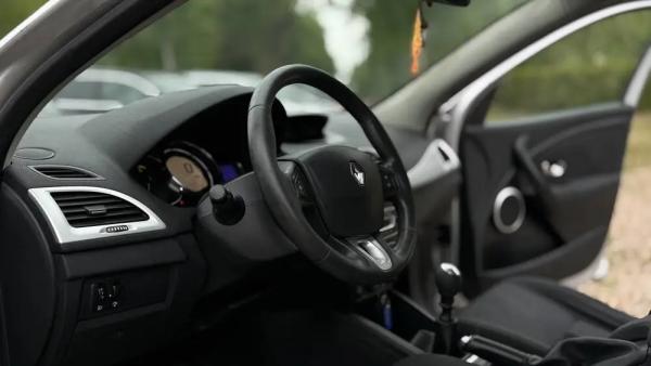 Grey Renault Megane 2010 in Jelgava, with an engine capacity of 1.50 L and mileage of 303 thousand km for 1990 €, photo 6 on AUTOMOTO.COM.LV