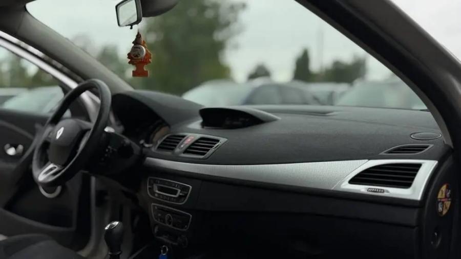 Pelēks Renault Megane 2010 Jelgava, ar dzinēja tilpumu 1.50 L un nobraukumu 303 tūkst. km par 1990 €, foto 8 vietnē AUTOMOTO.COM.LV