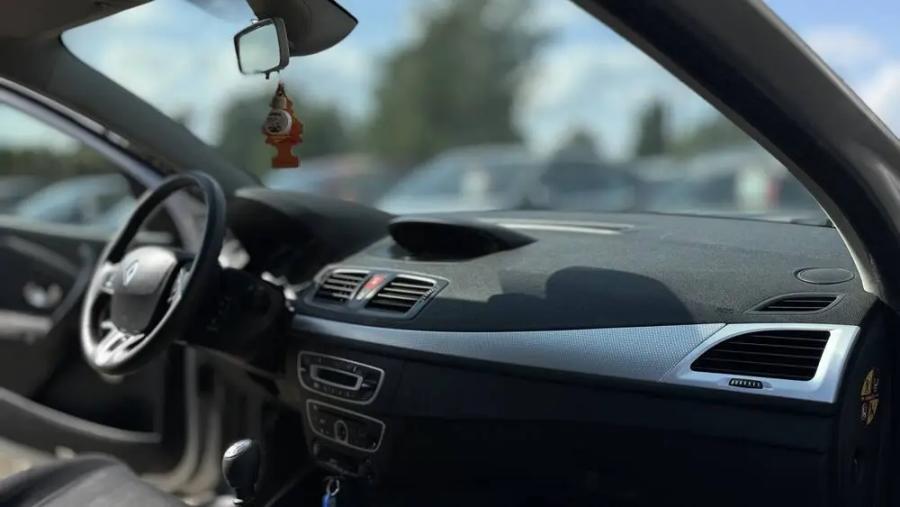 Pelēks Renault Megane 2010 Jelgava, ar dzinēja tilpumu 1.50 L un nobraukumu 303 tūkst. km par 1990 €, foto 7 vietnē AUTOMOTO.COM.LV