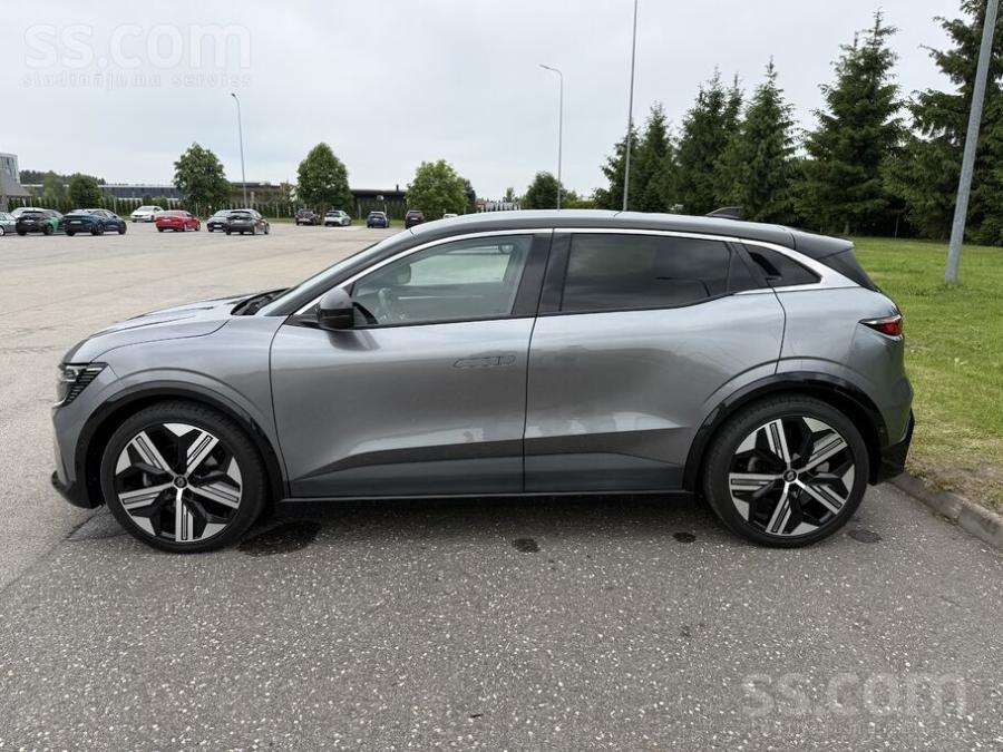 Grey Renault Megane 2022 in Riga, with an engine capacity of 0.00 L and mileage of 61 thousand km for 20500 €, photo 5 on AUTOMOTO.COM.LV