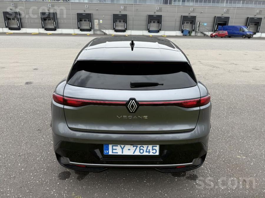 Grey Renault Megane 2022 in Riga, with an engine capacity of 0.00 L and mileage of 61 thousand km for 20500 €, photo 8 on AUTOMOTO.COM.LV