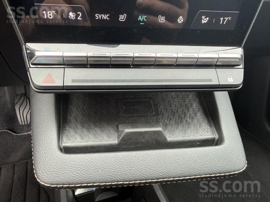 Grey Renault Megane 2022 in Riga, with an engine capacity of 0.00 L and mileage of 61 thousand km for 20500 €, photo 29 on AUTOMOTO.COM.LV