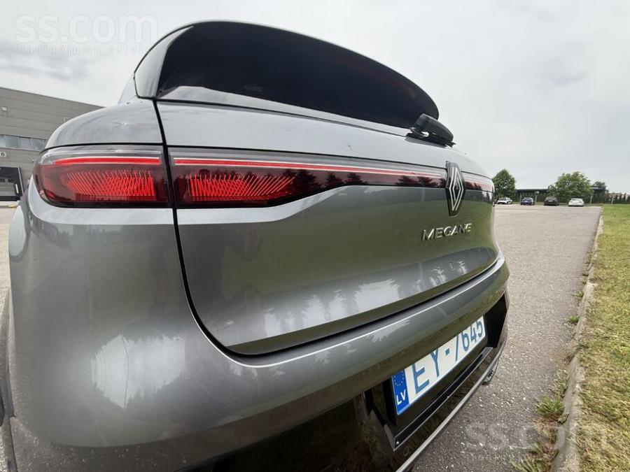 Grey Renault Megane 2022 in Riga, with an engine capacity of 0.00 L and mileage of 61 thousand km for 20500 €, photo 35 on AUTOMOTO.COM.LV