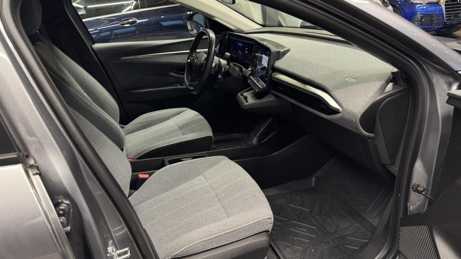 Grey Renault Megane 2022 in Riga, with an engine capacity of 0.00 L and mileage of 114 thousand km for 20990 €, photo 9 on AUTOMOTO.COM.LV