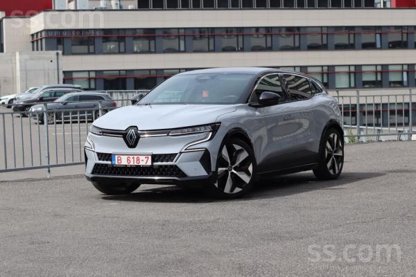 Grey Renault Megane 2024 in Riga, with an engine capacity of 1.60 L and mileage of 12 thousand km for 26980 €, photo 3 on AUTOMOTO.COM.LV