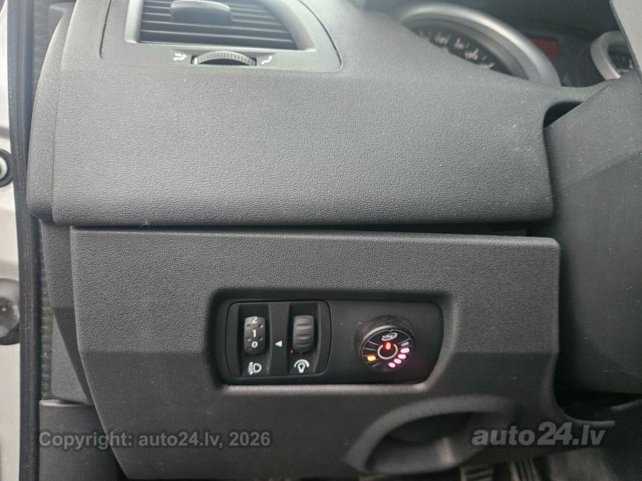 Pelēks Renault Megane 2005 Tallina, ar dzinēja tilpumu 1.60 L un nobraukumu 150 tūkst. km par 2300 €, foto 11 vietnē AUTOMOTO.COM.LV
