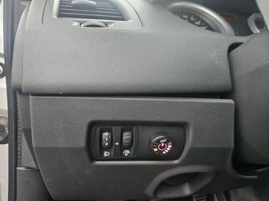Pelēks Renault Megane 2005 Tallina, ar dzinēja tilpumu 1.60 L un nobraukumu 151 tūkst. km par 2200 €, foto 24 vietnē AUTOMOTO.COM.LV
