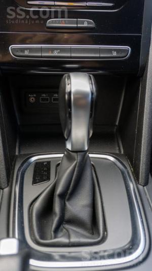 Grey Renault Megane 2021 in Riga, with an engine capacity of 1.50 L and mileage of 238 thousand km for 10590 €, photo 16 on AUTOMOTO.COM.LV