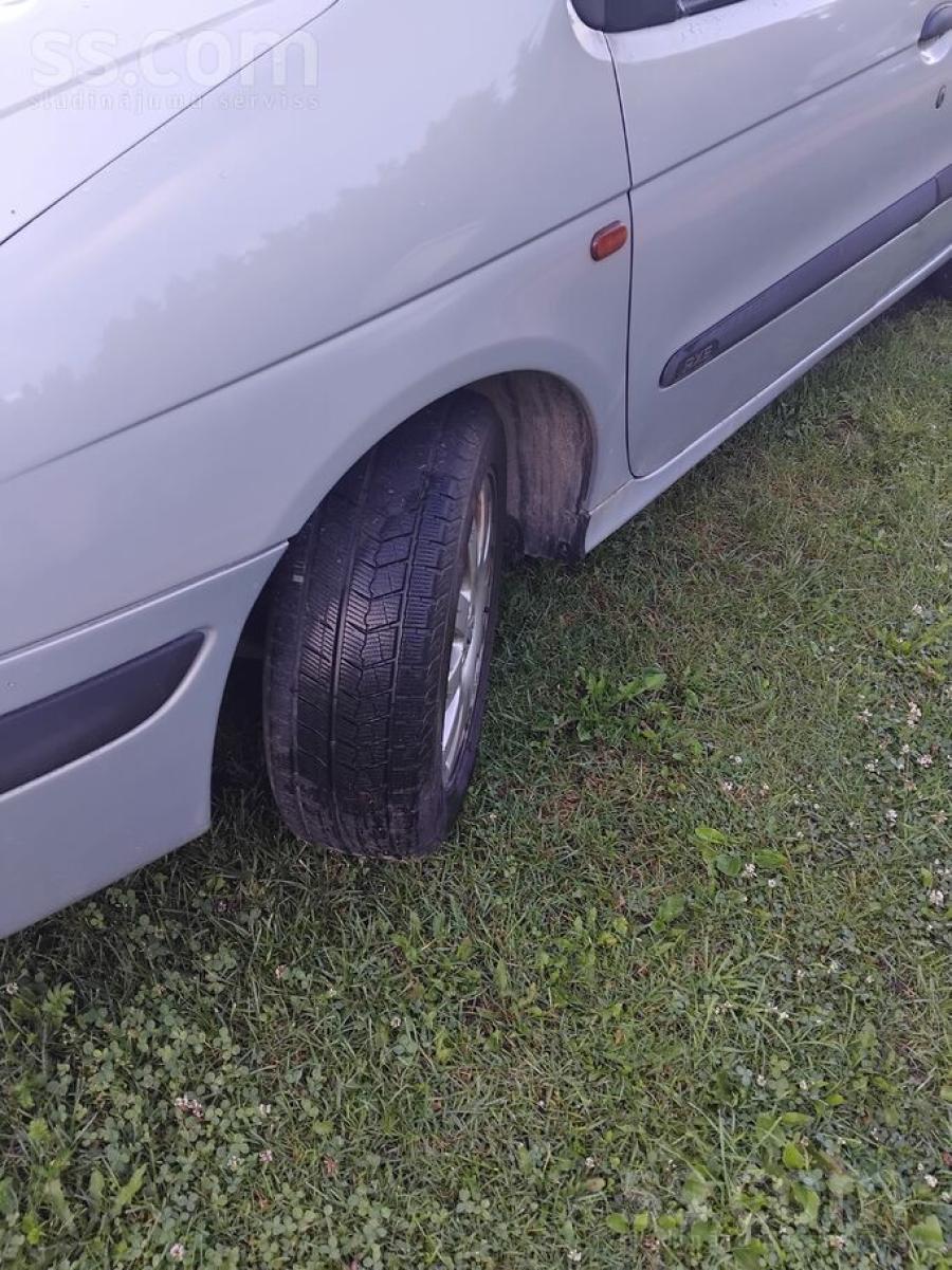 Pelēks Renault Megane 2001 Rīga, ar dzinēja tilpumu 1.60 L un nobraukumu 266 tūkst. km par 1100 €, foto 5 vietnē AUTOMOTO.COM.LV