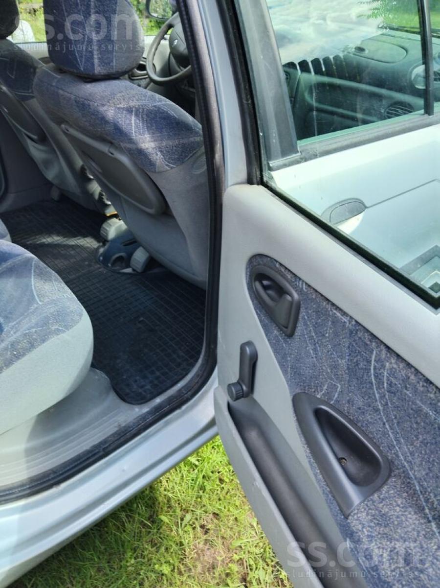 Pelēks Renault Megane 2001 Rīga, ar dzinēja tilpumu 1.60 L un nobraukumu 266 tūkst. km par 1100 €, foto 7 vietnē AUTOMOTO.COM.LV