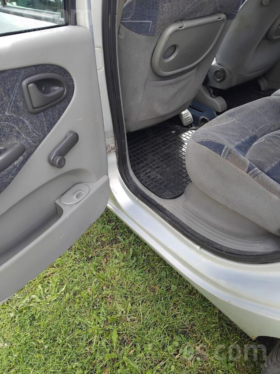 Pelēks Renault Megane 2001 Rīga, ar dzinēja tilpumu 1.60 L un nobraukumu 266 tūkst. km par 1100 €, foto 8 vietnē AUTOMOTO.COM.LV