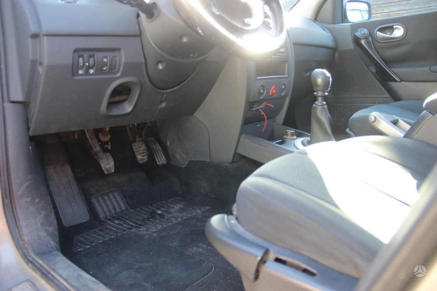 Pelēks Renault Megane 2006 Kauņa, ar dzinēja tilpumu 2.00 L un nobraukumu 260 tūkst. km par 1300 €, foto 30 vietnē AUTOMOTO.COM.LV