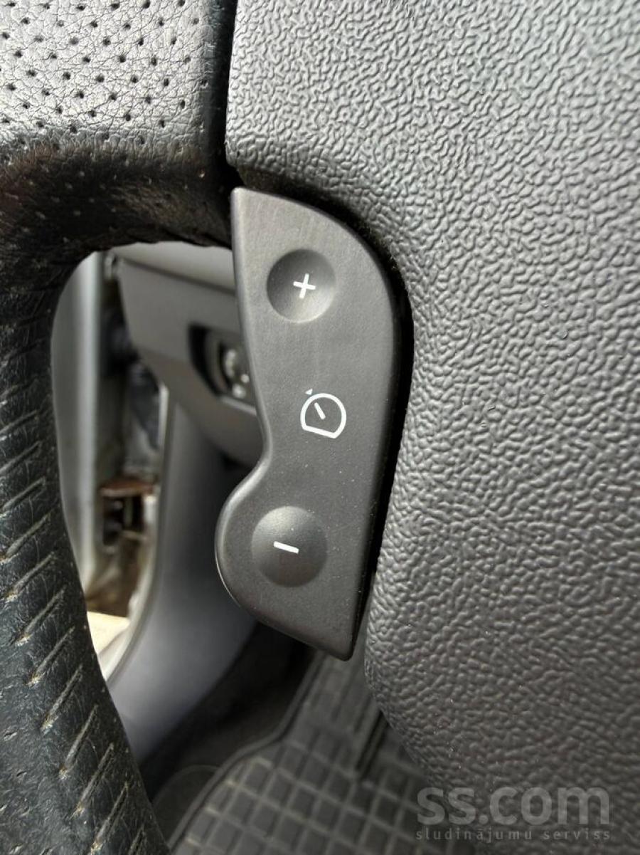 Grey Renault Megane 2007 in Riga, with an engine capacity of 1.90 L and mileage of 230 thousand km for 1290 €, photo 9 on AUTOMOTO.COM.LV