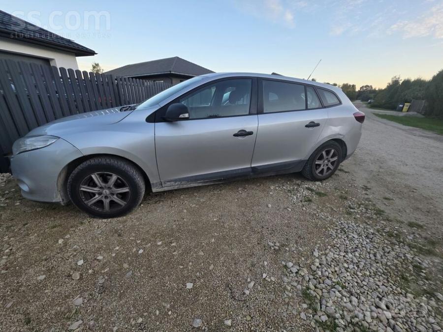 Grey Renault Megane 2011 in Riga, with an engine capacity of 1.60 L and mileage of 325 thousand km for 2500 €, photo 5 on AUTOMOTO.COM.LV