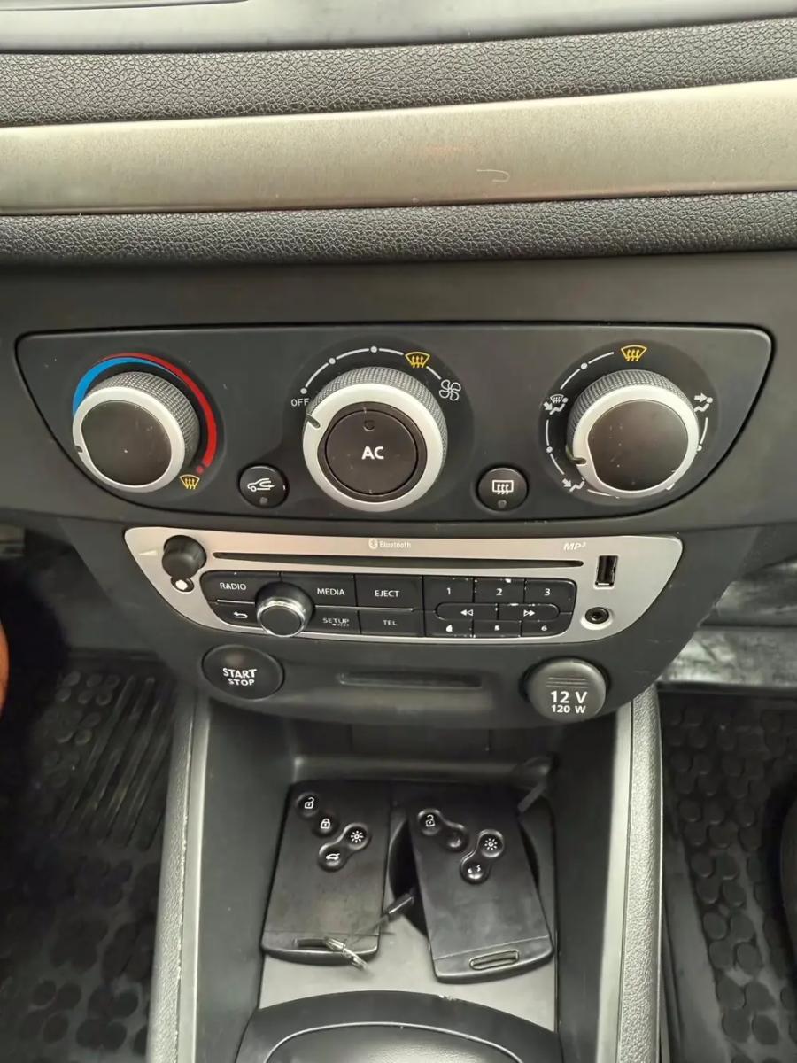 Grey Renault Megane 2012 in Riga, with an engine capacity of 1.50 L and mileage of 245 thousand km for 2800 €, photo 16 on AUTOMOTO.COM.LV