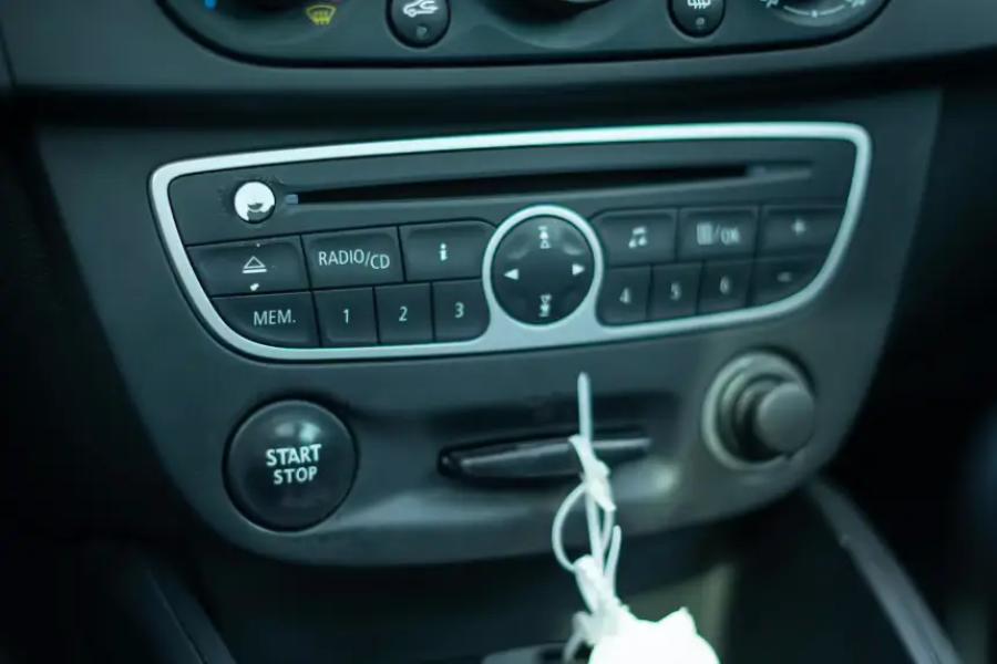 Pelēks Renault Megane 2012 Liepāja, ar dzinēja tilpumu 1.50 L un nobraukumu 223 tūkst. km par 4950 €, foto 18 vietnē AUTOMOTO.COM.LV