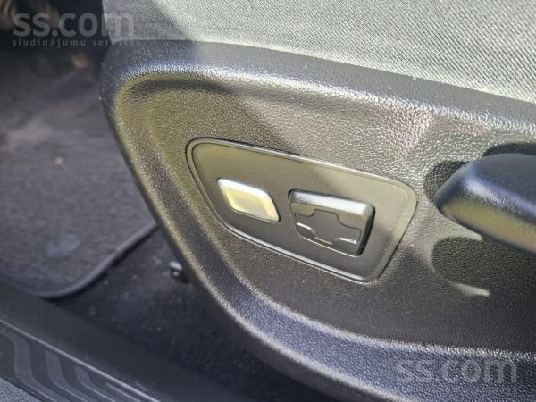 Grey Renault Megane 2017 in Jelgava, with an engine capacity of 1.60 L and mileage of 244 thousand km for 9200 €, photo 8 on AUTOMOTO.COM.LV