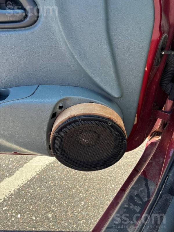 Sarkans Renault Megane 1998 Rīga, ar dzinēja tilpumu 1.60 L un nobraukumu 198 tūkst. km par 1500 €, foto 1 vietnē AUTOMOTO.COM.LV
