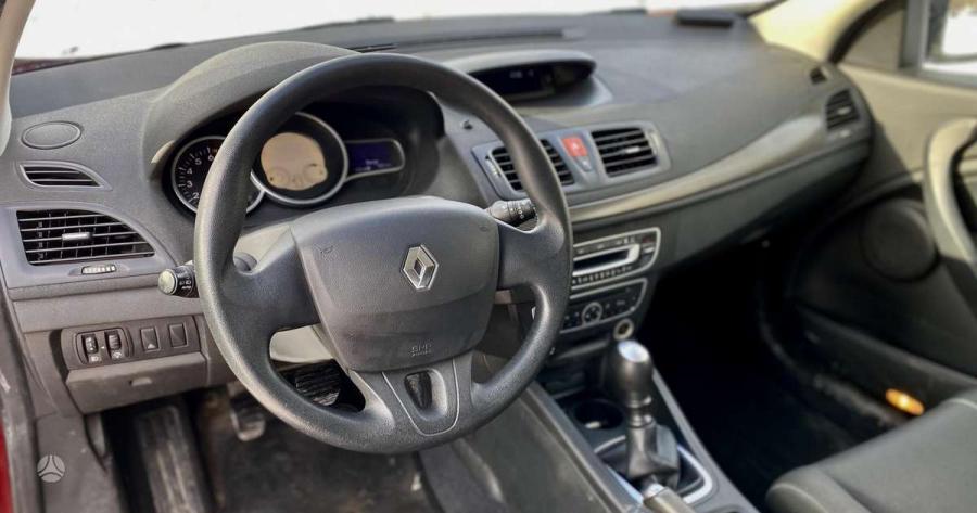 Red Renault Megane 2009 in Vilnius, with an engine capacity of 1.60 L and mileage of 131 thousand km for 2490 €, photo 9 on AUTOMOTO.COM.LV