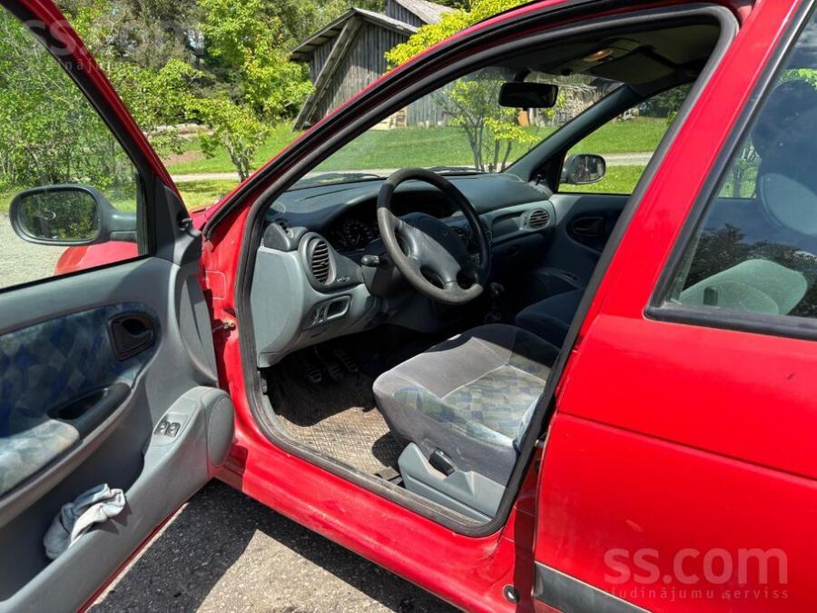 Red Renault Megane 1997 in Madona, with an engine capacity of 1.60 L and mileage of 271 thousand km for 800 €, photo 5 on AUTOMOTO.COM.LV