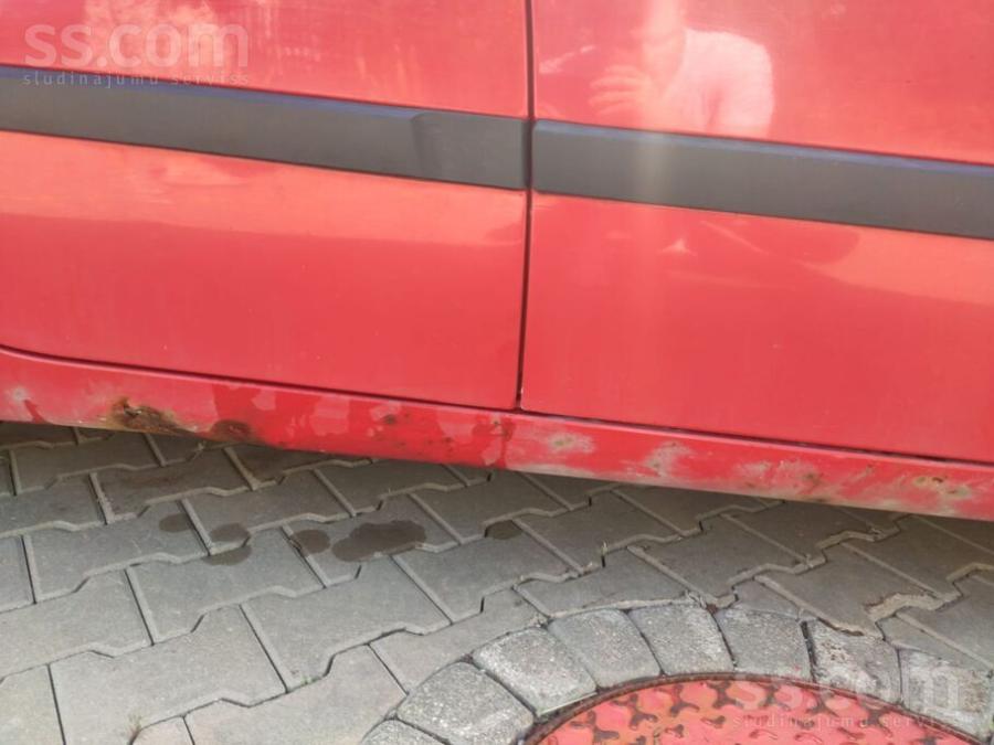 Red Renault Megane 2003 in Riga, with an engine capacity of 1.60 L and mileage of 419 thousand km for 350 €, photo 6 on AUTOMOTO.COM.LV