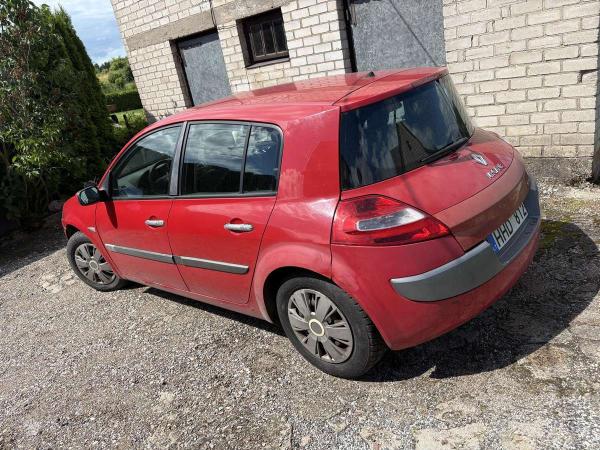 Red Renault Megane 2006 in Skaudvile, with an engine capacity of 1.39 L and mileage of 267 thousand km for 1000 €, photo 1 on AUTOMOTO.COM.LV
