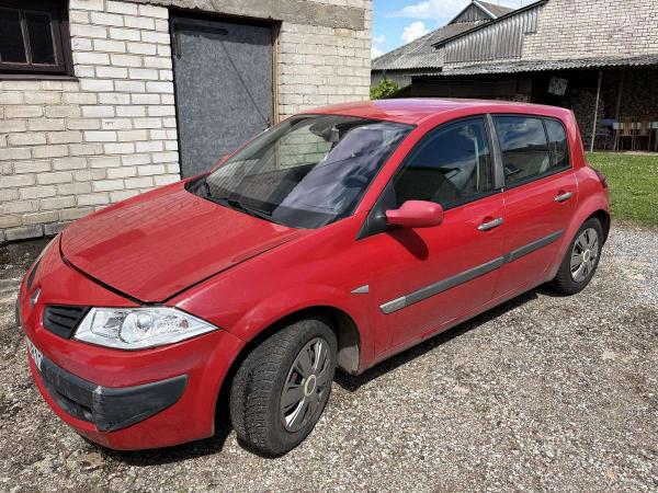 Red Renault Megane 2006 in Skaudvile, with an engine capacity of 1.39 L and mileage of 267 thousand km for 1000 €, photo 3 on AUTOMOTO.COM.LV