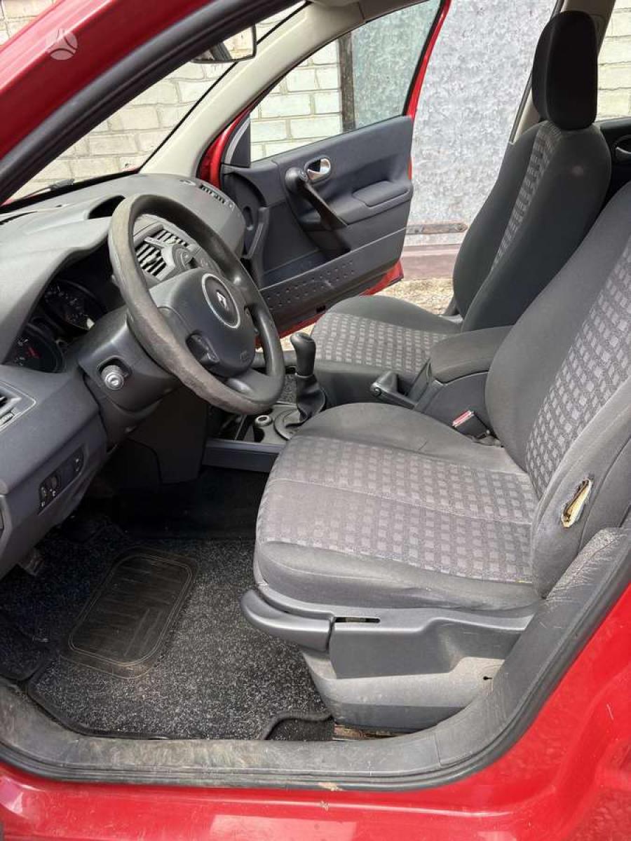 Red Renault Megane 2006 in Skaudvile, with an engine capacity of 1.39 L and mileage of 267 thousand km for 1000 €, photo 8 on AUTOMOTO.COM.LV