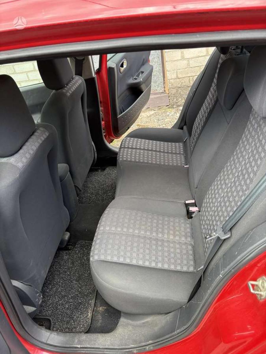Red Renault Megane 2006 in Skaudvile, with an engine capacity of 1.39 L and mileage of 267 thousand km for 1000 €, photo 9 on AUTOMOTO.COM.LV