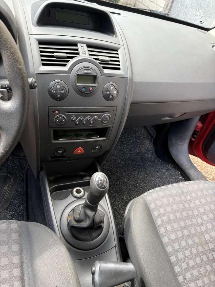 Red Renault Megane 2006 in Skaudvile, with an engine capacity of 1.39 L and mileage of 267 thousand km for 1000 €, photo 10 on AUTOMOTO.COM.LV