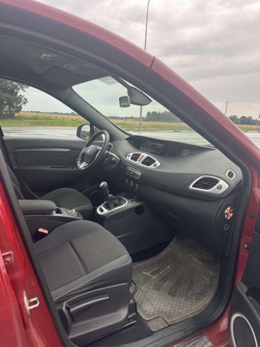 Sarkans Renault Megane 2010 Tallina, ar dzinēja tilpumu 1.90 L un nobraukumu 395 tūkst. km par 2200 €, foto 9 vietnē AUTOMOTO.COM.LV