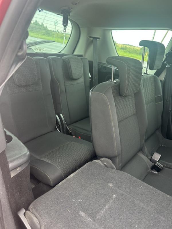 Sarkans Renault Megane 2010 Tallina, ar dzinēja tilpumu 1.90 L un nobraukumu 395 tūkst. km par 2200 €, foto 9 vietnē AUTOMOTO.COM.LV