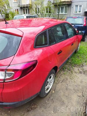 Sarkans Renault Megane 2013 Rīga, ar dzinēja tilpumu 1.50 L un nobraukumu 300 tūkst. km par 1800 €, foto 4 vietnē AUTOMOTO.COM.LV