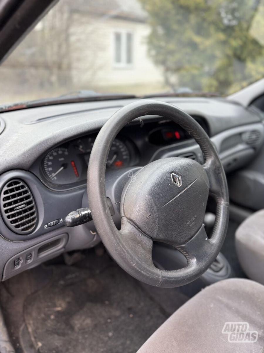 Red Renault Megane 2000 in Kaunas, with an engine capacity of 1.60 L and mileage of 295 thousand km for 550 €, photo 12 on AUTOMOTO.COM.LV