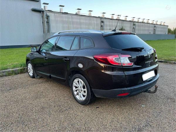 Red Renault Megane 2013 in Taurage, with an engine capacity of 1.60 L and mileage of 300 thousand km for 2900 €, photo 3 on AUTOMOTO.COM.LV