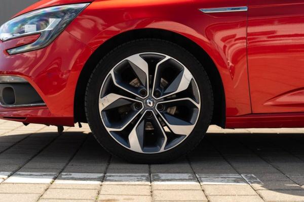 Красный Рено Меган 2017 в Вильнюс, объемом двигателя 1.20 л и пробегом 125 тыс. км за 9000 €, фото 3 на AUTOMOTO.COM.LV