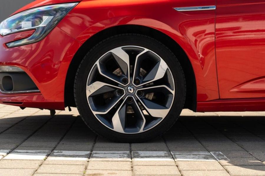 Red Renault Megane 2017 in Vilnius, with an engine capacity of 1.20 L and mileage of 125 thousand km for 9000 €, photo 4 on AUTOMOTO.COM.LV