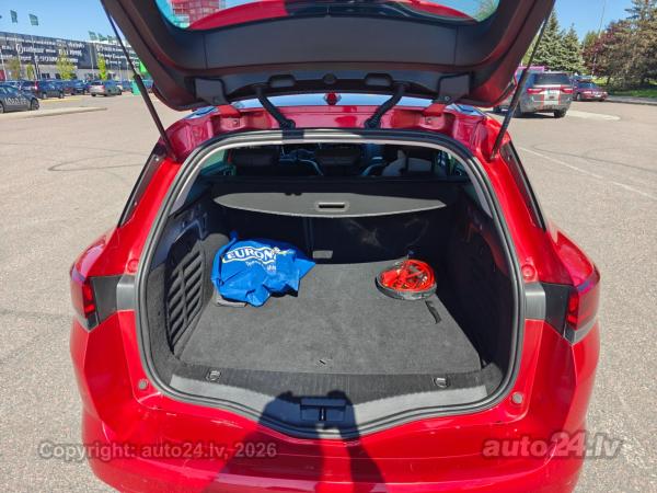 Red Renault Megane 2021 in Tallinn, with an engine capacity of 1.60 L and mileage of 70 thousand km for 17500 €, photo 8 on AUTOMOTO.COM.LV