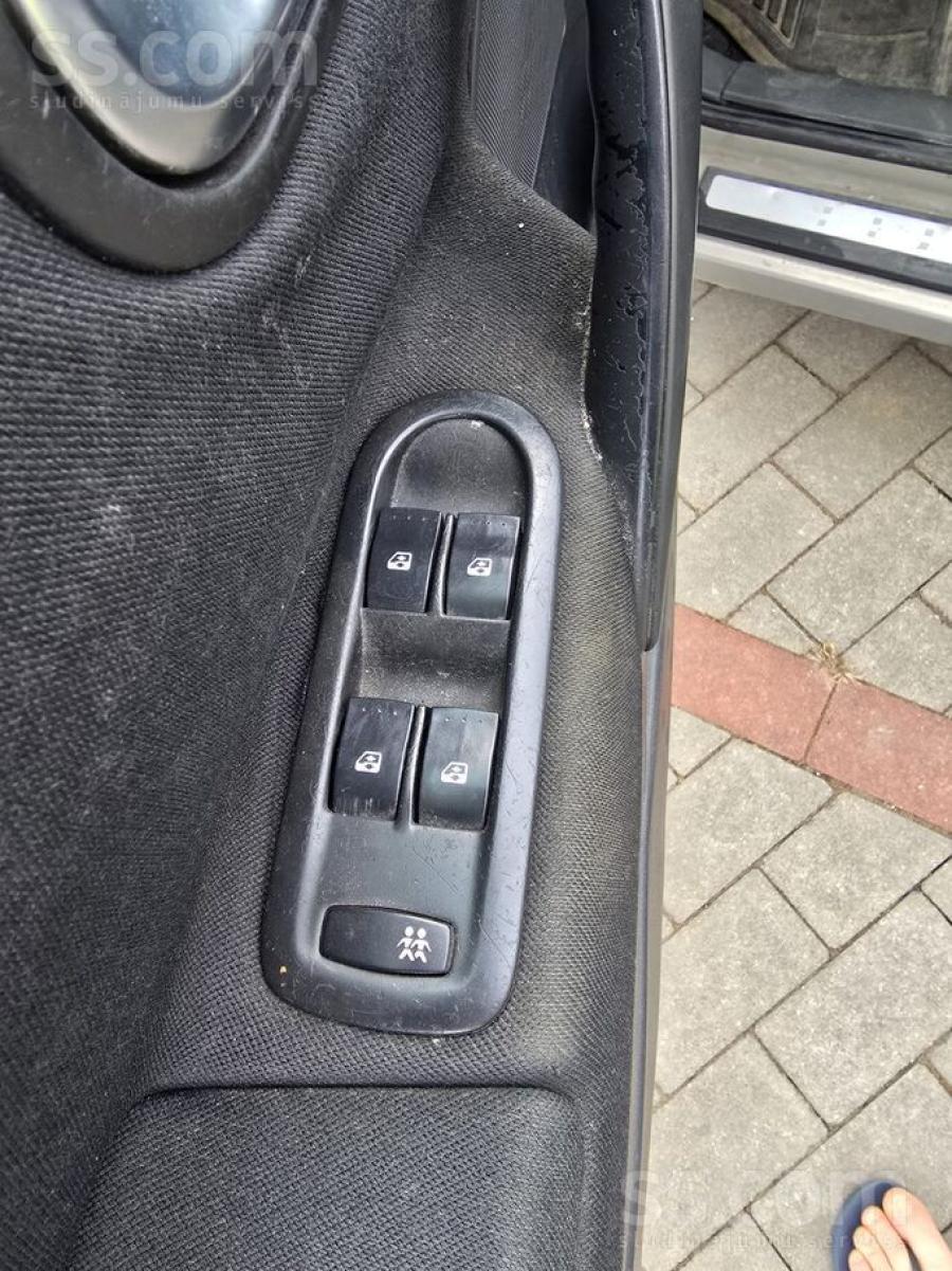 Renault Megane 2004 Jūrmala, ar dzinēja tilpumu 1.90 L un nobraukumu 271 tūkst. km par 1000 €, foto 7 vietnē AUTOMOTO.COM.LV