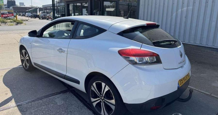 White Renault Megane 2011 in Kaunas, with an engine capacity of 2.00 L and mileage of 247 thousand km for 3300 €, photo 3 on AUTOMOTO.COM.LV