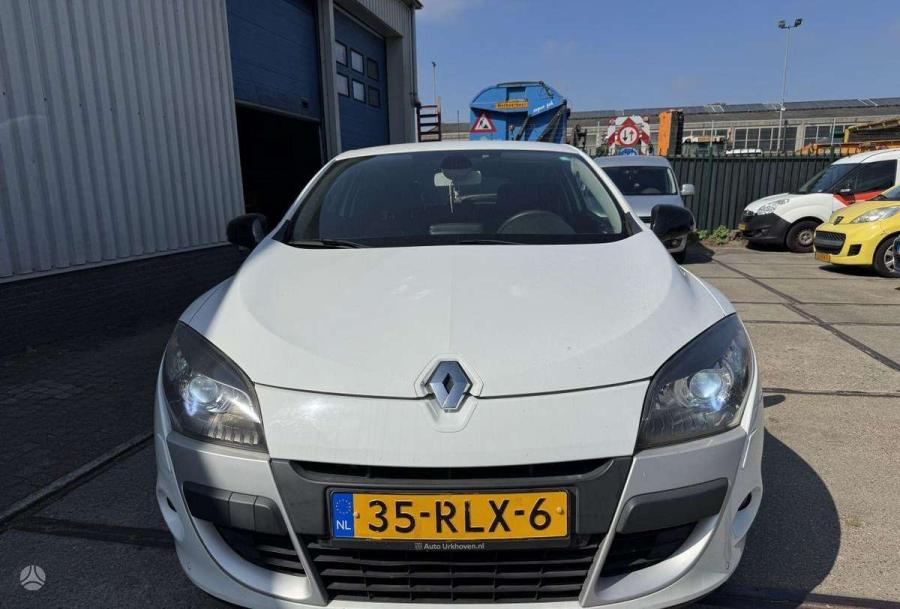 White Renault Megane 2011 in Kaunas, with an engine capacity of 2.00 L and mileage of 247 thousand km for 3300 €, photo 5 on AUTOMOTO.COM.LV