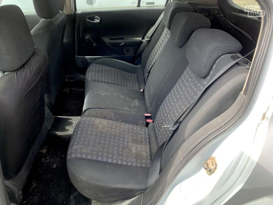 White Renault Megane 2007 in Pakruojis, with an engine capacity of 1.40 L and mileage of 208 thousand km for 290 €, photo 8 on AUTOMOTO.COM.LV